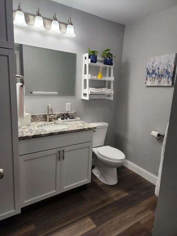 Modern Apartment On The Square Gold - Iola, KS