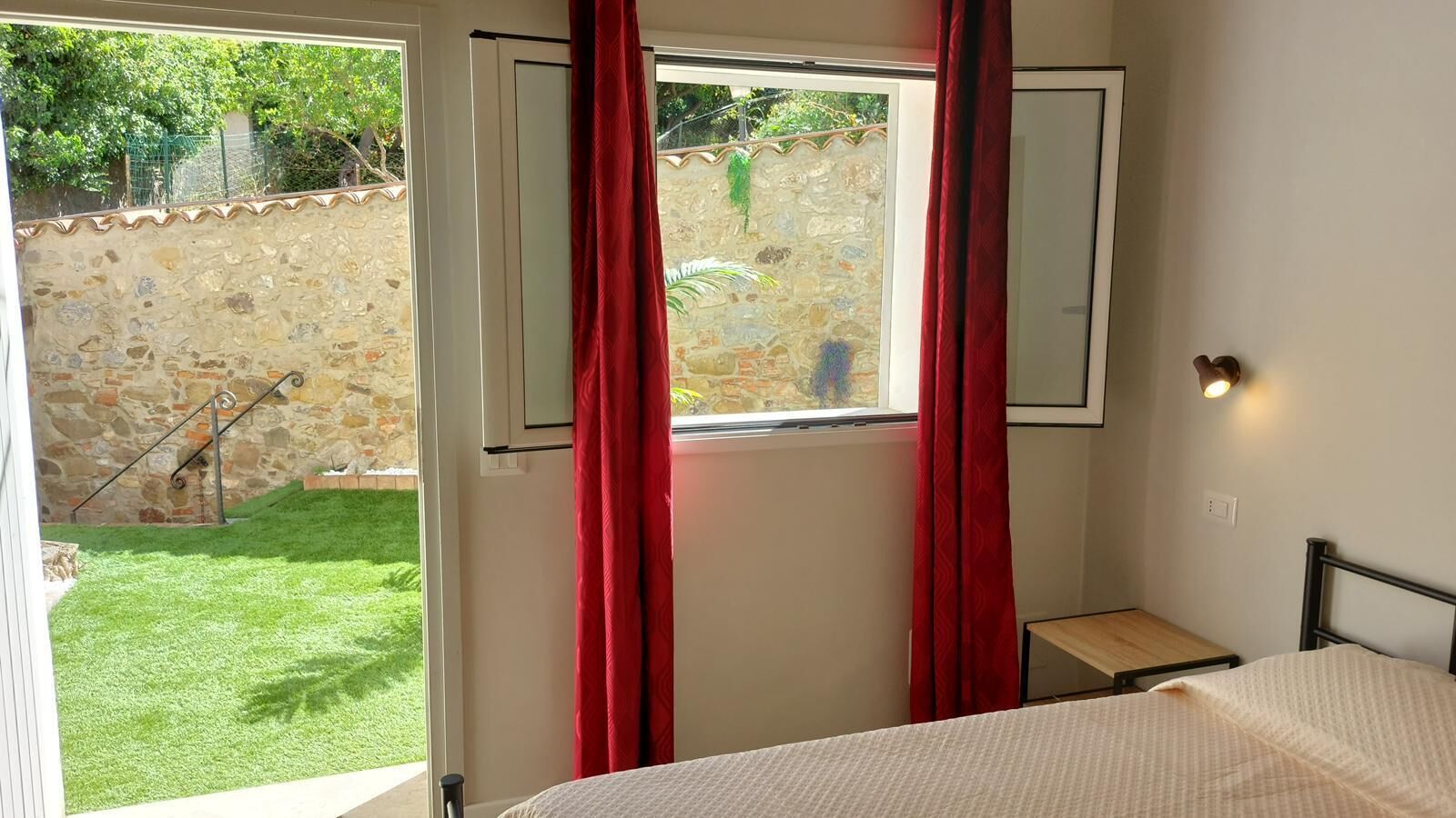 Golden House Is A Cozy B&b Without Kitchen 2 Steps From The Beach Of Cefalu - Cefalù