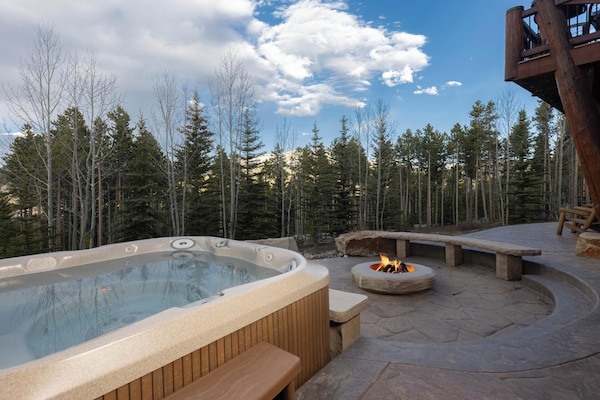 Fox Paw Lodge: Private Peak 8 Home W/ Elevator, Hot Tub, Pool Table, Fire Pit - Breckenridge, CO