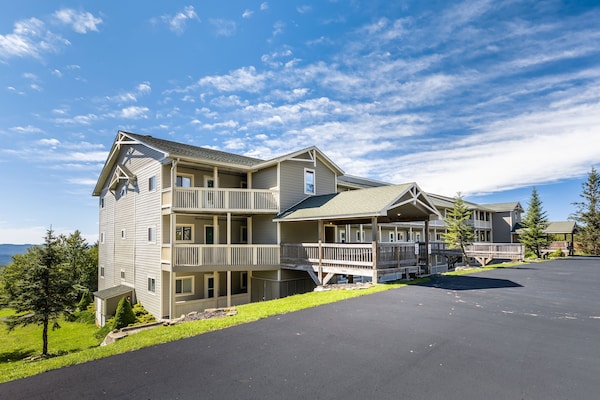 Newly Renovated Snowshoe Summit Condo 101a 3br/2ba Near Ski Village W/parking! - Snowshoe, WV