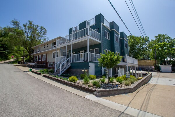 Spectacular Rooftop Deck With Lake Michigan Views - Sleeps 20 - Michigan City, IN