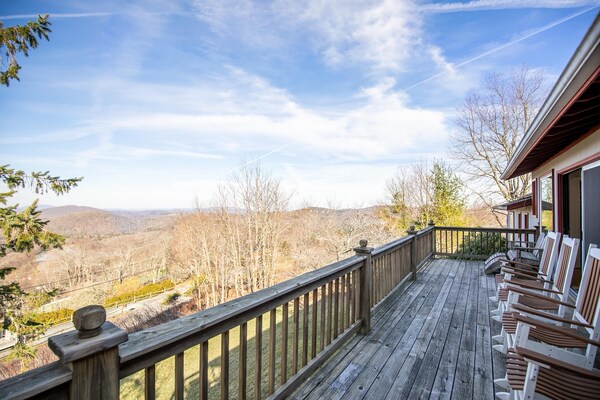 Alpenglow - App Ski Mountain! Views! Yard! - Boone, NC