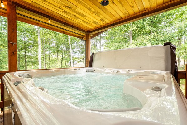 Log Me Inn | Cozy Hot Tub + Near Golf, Skiing, & Local Fun! - Deep Creek Lake, MD
