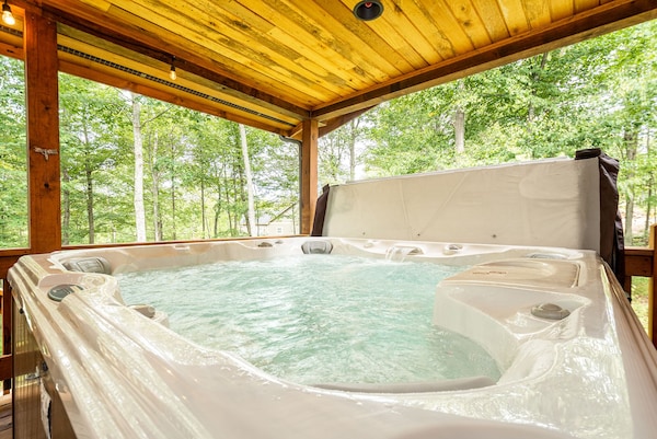 Log Me Inn | Cozy Hot Tub + Near Golf, Skiing, & Local Fun! - Deep Creek Lake, MD
