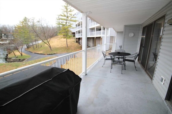Waterfront Condo -Large Covered Deck! Close To The Water! Tile Floors One Flight Down From Parking - Osage Beach, MO