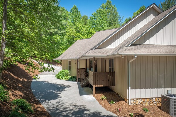 Lake James Retreat: Large Private Lakefront Home - Lake James, NC