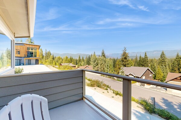 Stunning Golf Course Front Home With Private Hot Tub, Nearby Skiing, And More! - Lake Wenatchee, WA