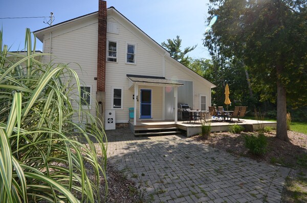 Spacious Vintage Home. Walk To Lake Michigan. A/c. Pet Ok. - Glen Arbor, MI