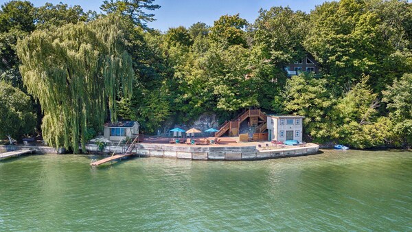 Lake Shore Lodge: On Keuka Lake & Near Wine Trail - Dundee, NY