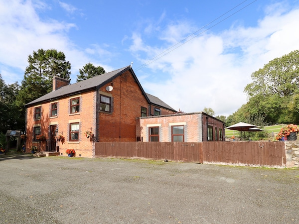 Ty Newydd, Family Friendly, Luxury Holiday Cottage In Llangadfan - Shropshire