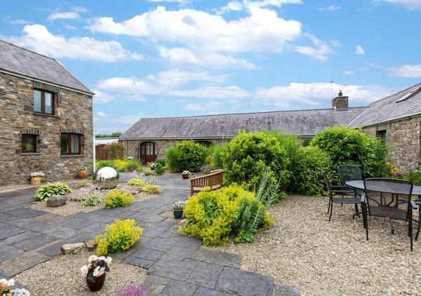 Rose Cottage - Two Bedroom House, Sleeps 5 - Haverfordwest