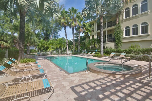 La Casa Costiera Blue Water - Newly Renovated, Top Floor Beachfront Condo - Holmes Beach, FL