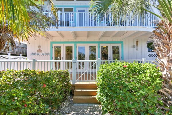 Pirates Nest - 2 Minute Stroll To The Beach! Sleeps 10! - Holmes Beach, FL