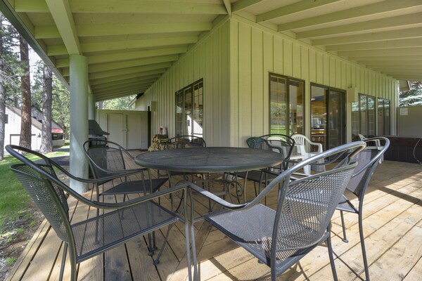Hot Tub, Upstairs Primary Suite, Complex Pool, Rec Passes! -Circle Four Condo 14 - Sunriver, OR