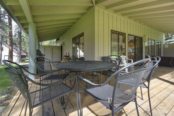 Hot Tub, Upstairs Primary Suite, Complex Pool, Rec Passes! -Circle Four Condo 14 - Sunriver, OR