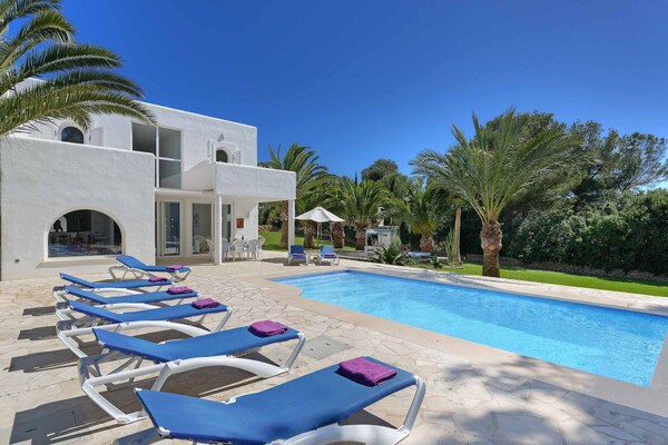 Casa Blanca: Esta Villa Está Cerca De Los Servicios Locales. Cuenta Con Wi-fi Y Una Piscina Privada. - Cala d'Or