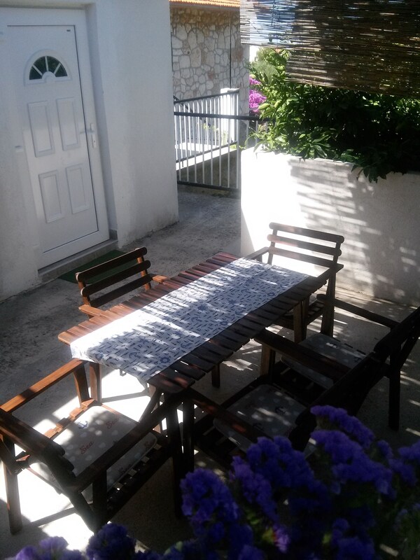 Appartamento Di Due Stanze Con Terrazzo E Vista Mare Zavala, Lesina - Hvar (A-128-a) - Gelsa