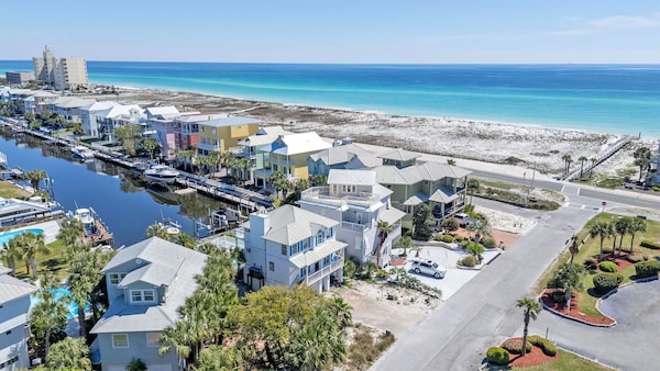 Water Abounds. Home On Lafitte Cove-boat Friendly W/slip & Private Pool! - Pensacola, FL