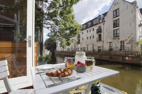 Unique Waterfront Stay  Stylish 3br Canal View Home - Zaandam