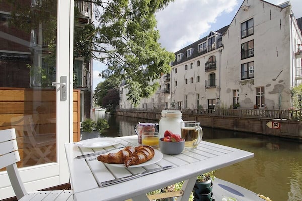 Unique Waterfront Stay Stylish 3br Canal View Home - Zaandam