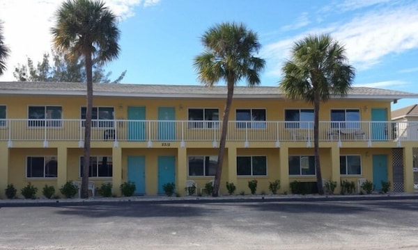 Lay-z Liv-n 3 - Ground Floor, Pool, Beach - Anna Maria Island, FL