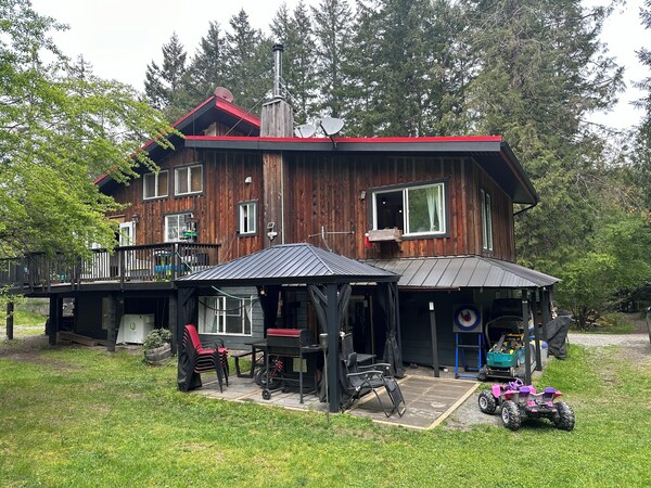 ~Riverside Adventures. /3+den Br Cabin Offgrid. Pet &Family/toddler Friendly. - Vancouver Island