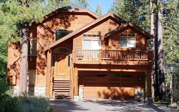 Gorgeous Home Near Golf Courses With Two En-suites - Truckee, CA