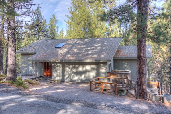 Gh254 | Updated Split-level Contemporary 5-bedroom Home With Gourmet Kitchen - Black Butte Ranch, OR