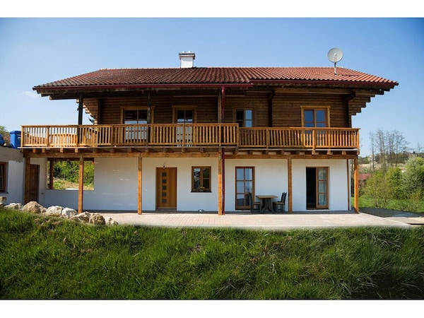 Großzügige Ferienwohnung Mit 2 Schlafzimmern Und Terrasse - Pfarrkirchen