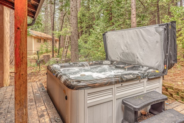 Right Across From Lakemont Pines Lake Sleeps 12 W/hot Tub + Ev Charger - Murphys, CA