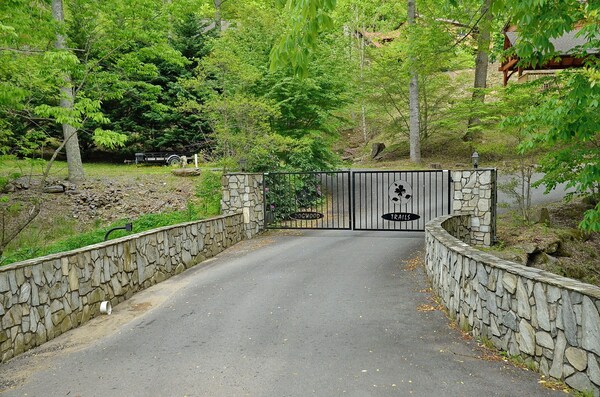 Peace By The Creek Pet Friendly Cozy Smoky Mtn. Cabin W/hot Tub, Fireplace - Maggie Valley, NC