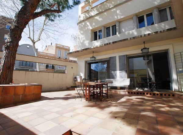 La Casa Del Pi · House In The City, Next To Barcelona And Beach - Badalona