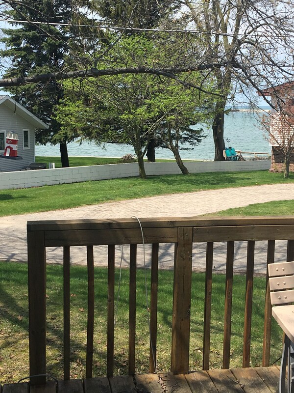 Screened Porch, Lake Huron Views, Quiet Sub, Walk To Beach And Town In Minutes! - Port Austin, MI