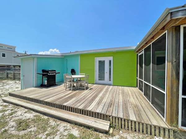 Quiet Florida-style Cottage W/ Modern Conveniences. Doggies Welcome - Pensacola Beach, FL