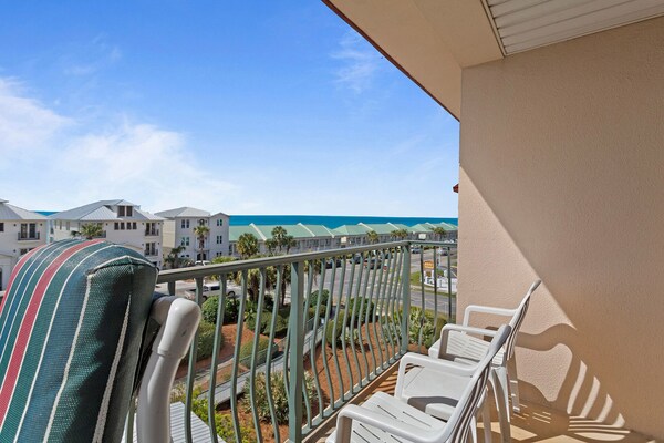 Emerald Waters 404 - Top Floor, Gulf Views, Community Pool + Hot Tub! - Destin, FL