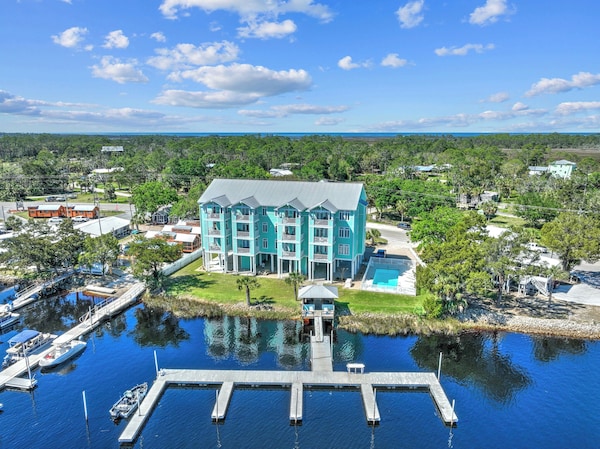 River's Edge Condo 2a, Bldg 2- Larger Condo With Covered Parking - Steinhatchee, FL