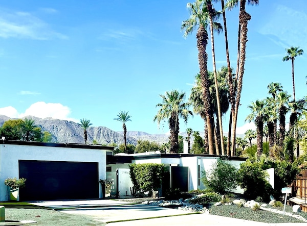 Zentierra~ Great Location! Mid Century Home! Quiet, Clean, And A Putting Green! - Rancho Mirage, CA