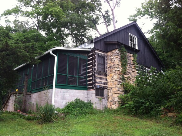 Tucked Off Of A Secluded Back-road - A Perfect Place For A Get-away. - Fairview, TN