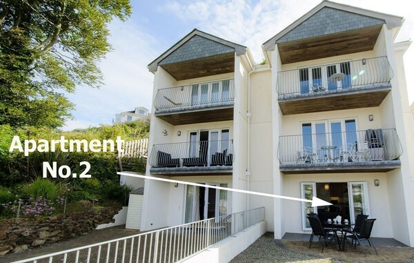 Beautifully Furnished Modern Apartment With Parking And Views Over Looe River And Town. - Looe