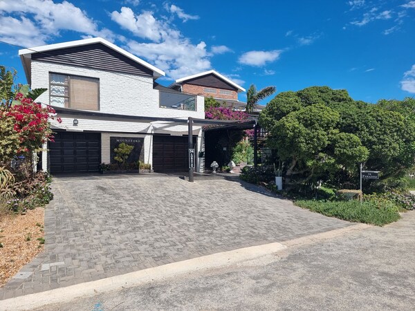 Tranquil Beach Setting Close To World Famous Surfing Venues And Airport - Humansdorp