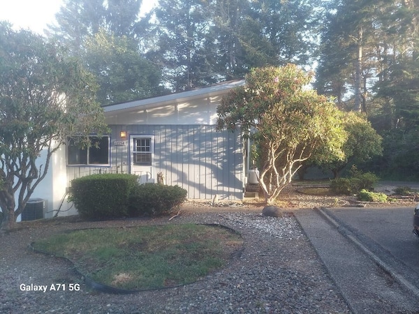 Southern Oregon Mid -Century Coastal Charmer\n Summer Discount- Aug & Sept 2025 - Coos Bay, OR
