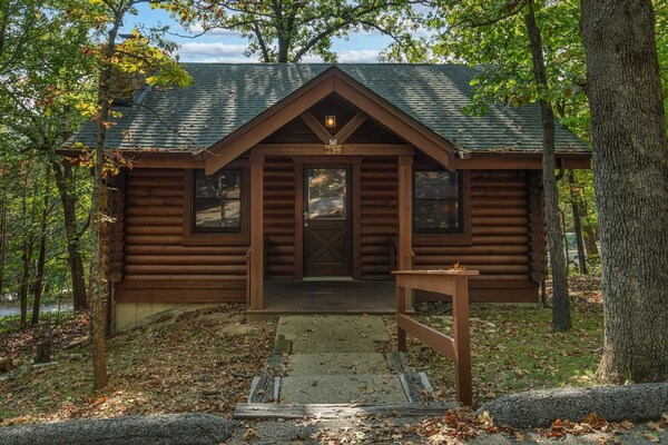 Private Retreat! King Bed, Whirlpool Tub, Large Deck, Resort Amenities! | 154 - Branson, MO