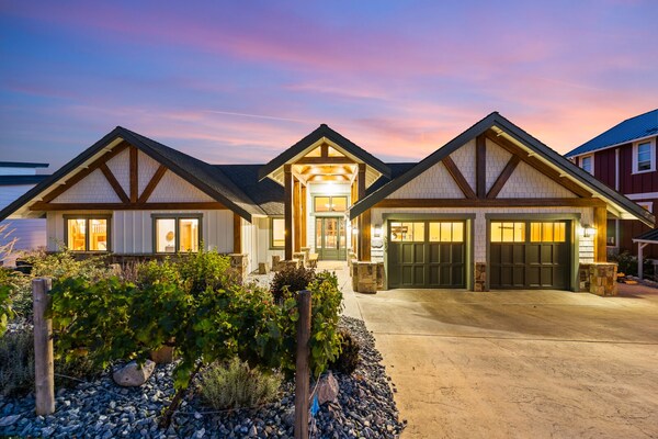 Lakeside Bluff At Chelan Lookout Vacation Rentals - Chelan, WA