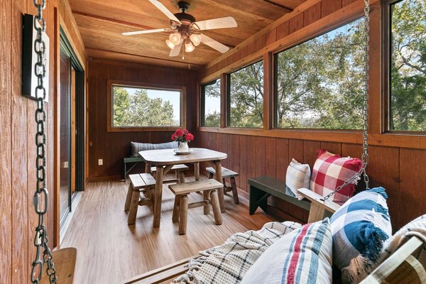 Incredible 3 Level Luxury Cabin! 4 Bedroom Suites, 2 Living Areas, 3 Pools-21 - Rockaway Beach, MO