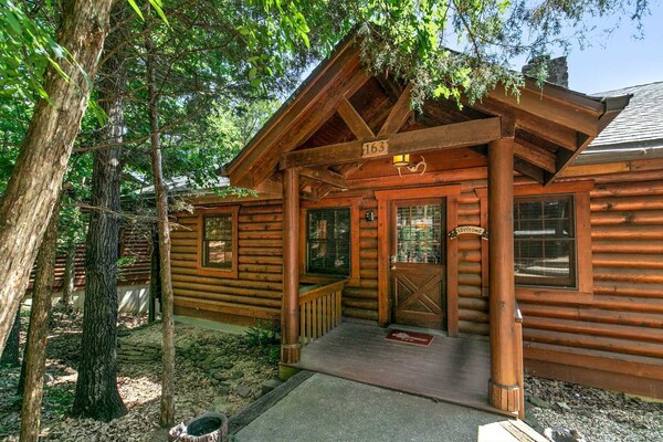 Lots Of Space! - 8 With Bunks! Pet Friendly, 3 Pools, Resort Amenities, Fireplace! | 163 - Branson, MO