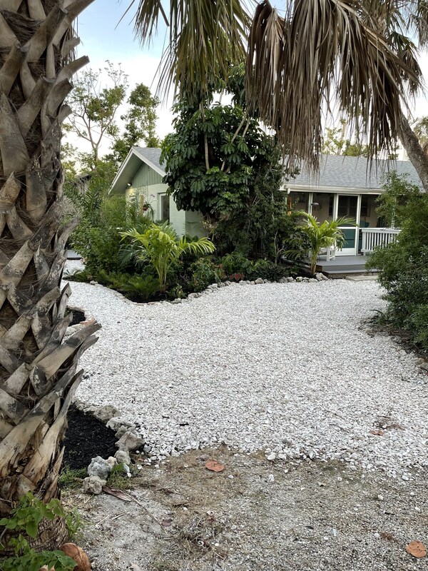 Near Beach! 2 Bedroom Cottage Sanibel Island - Sanibel, FL