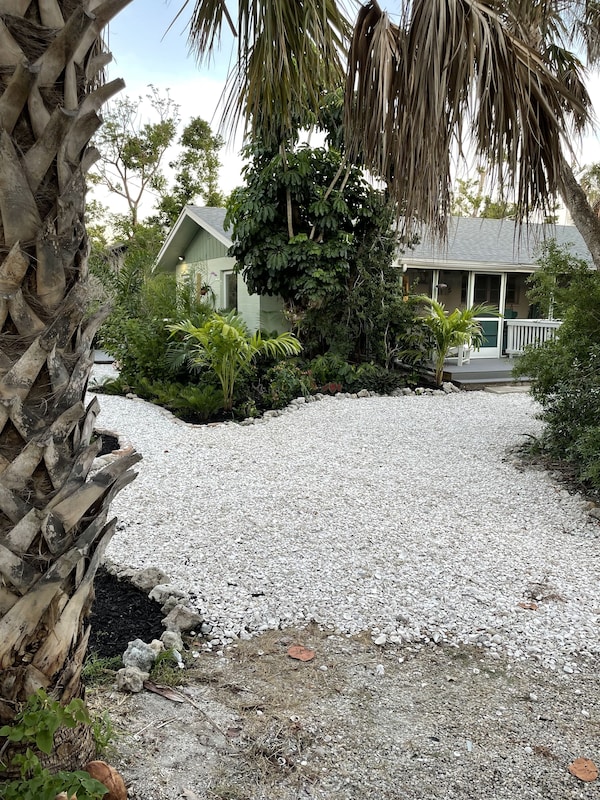 Near Beach! 2 Bedroom Cottage Sanibel Island - Sanibel, FL
