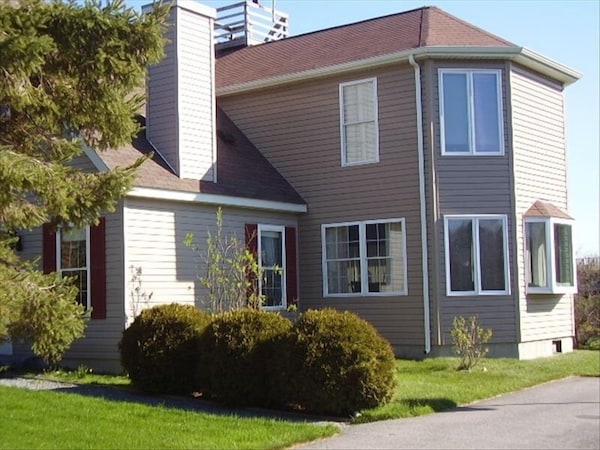 4 Bed 2 Bath Short Walk To South Shore Beach - Horseneck Beach, Westport
