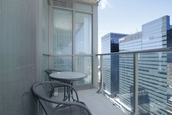 Modern Paradise Condo Just Over Scotia Bank Arena/ Leafs/raptors - Toronto
