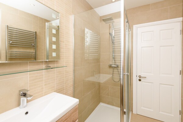 Luxurious 5 Star Harbour View Retreat. Free Parking Space. Free Wifi. - Looe